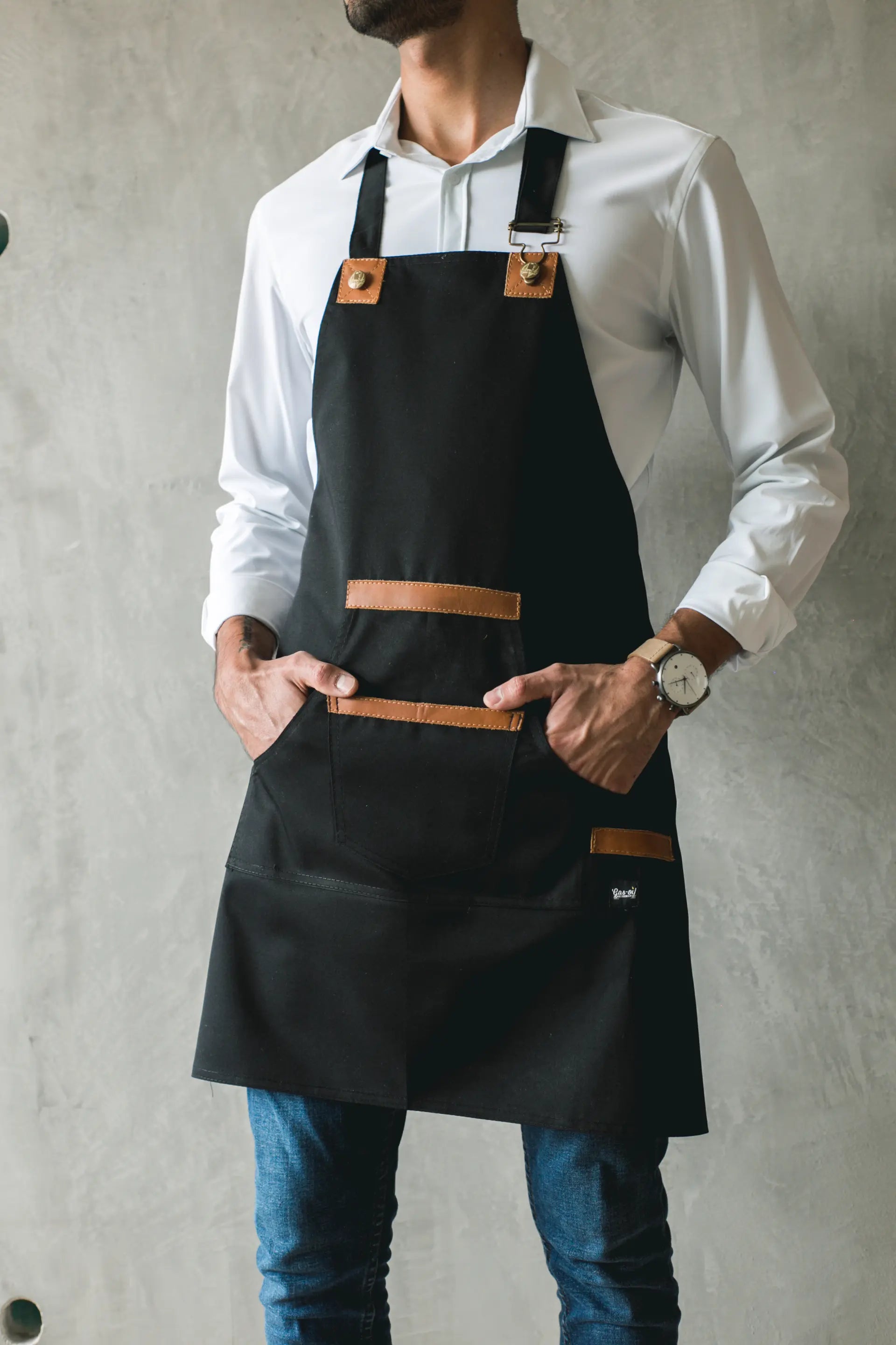 Delantal cuerpo entero en drill negro con apliques de cuero natural ...